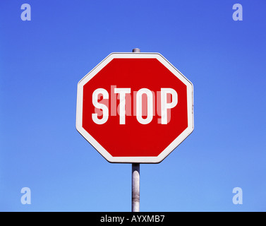 Stop-Schild Stoppschild Vor Blauem Wolkenhimmel Stockfoto, Bild ...