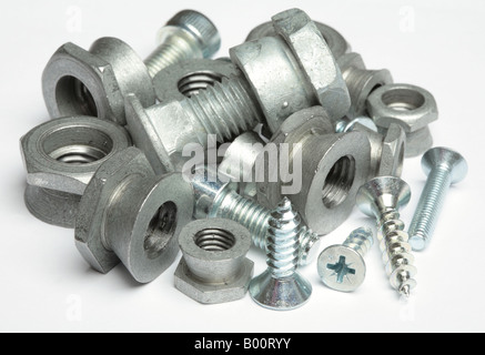 Sortierte Muttern, Schrauben, Unterlegscheiben und Schrauben isoliert ...