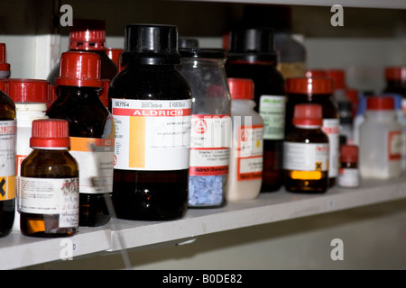 Chemikalien in braunen Flaschen im Chemie-Labor Stockfotografie - Alamy