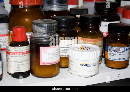 Chemikalien in braunen Flaschen im Chemie-Labor Stockfotografie - Alamy