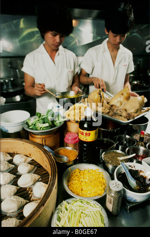 Chinesischer Koch Kochen am Grill in einem chinesischen Restaurant in ...