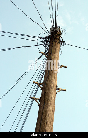 Telegrafenmast Drähte Kommunikation Telefonleitung macht Stromkabel ...