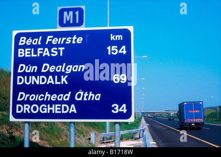 M1 Autobahn, Co Dublin, Irland; Auto fahren durch ein Schild ...