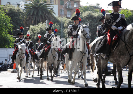 Truppe von berittene Carabinieri Polizei im zeremoniellen uniform ...