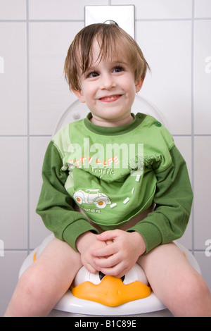 kleinen Jungen auf der Toilette sitzend Stockfotografie - Alamy