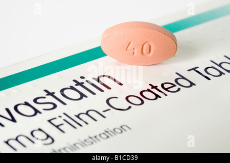 Simvastatin cholesterinmedikation Verordnungflaschen auf Blau mit rosa ...
