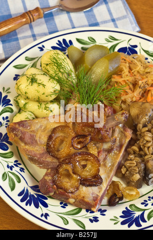 Typisches Essen Lettland. Schweinerippchen, Borschtsch und graue Erbsen ...
