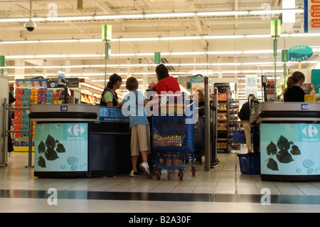 Supermarkt-Kasse-Kunden und Kassierer an einer Kasse Carrefour ...