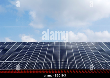 Ein Dach mit Solarzellen Zellen - Detail. Sonnenkollektoren, die ...