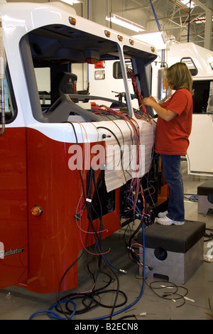 Arbeitnehmerin mit Verdrahtung Kabelbaum-Baugruppe bei Spartan Motors ...