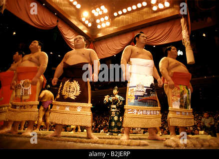 Sumo-Ringer bei der Pre kämpfen Ritual in den Frühling-Sumo-Turnier in ...