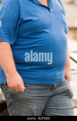 Seitenansicht von einem übergewichtigen Mann mittleren Alters tragen ...