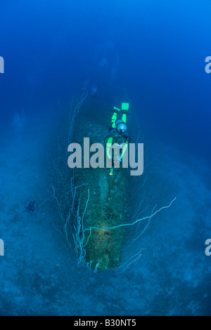 Taucher am Bug der USS Apogon u-Boot-Marshallinseln Bikini Atoll ...