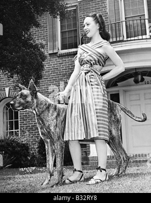 Frau und Deutsche Dogge Stockfotografie - Alamy