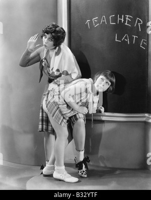 Lehrer, die eine Mädchen in einem Klassenraum spanking Stockfotografie ...