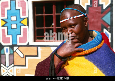 Ndebele Frau trägt eine Tracht und Idzilla, Bronze oder Kupfer Halsringe, Südafrika ...