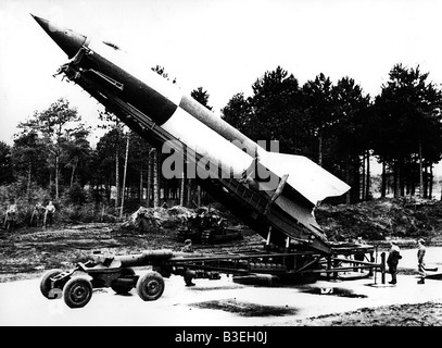 Eine V2-Rakete auf der Startrampe. Aufwendiger als die V1, wurden diese ...