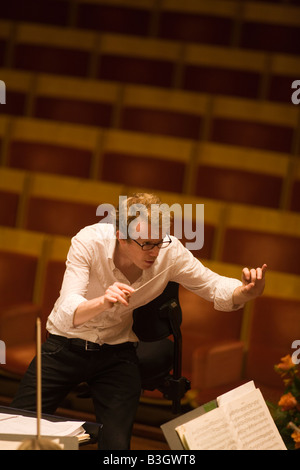 Dirigent Daniel Harding in der Probe Stockfotografie - Alamy