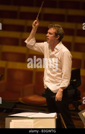 Dirigent Daniel Harding in der Probe Stockfotografie - Alamy