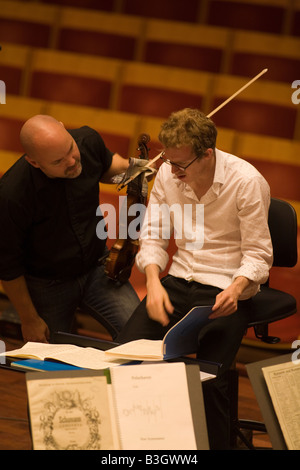 Dirigent Daniel Harding in der Probe Stockfotografie - Alamy