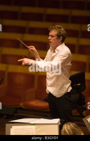 Dirigent Daniel Harding in der Probe Stockfotografie - Alamy