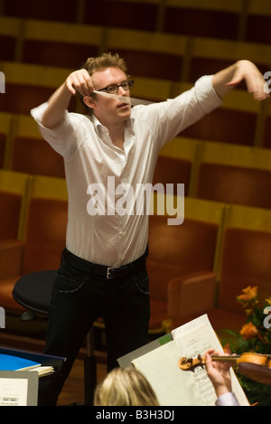Dirigent Daniel Harding in der Probe Stockfotografie - Alamy
