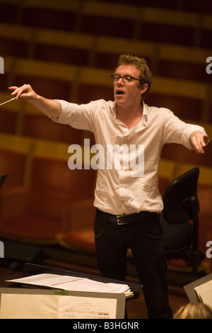 Dirigent Daniel Harding in der Probe Stockfotografie - Alamy
