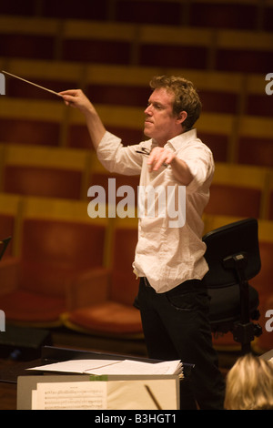 Dirigent Daniel Harding in der Probe Stockfotografie - Alamy