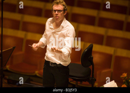 Dirigent Daniel Harding in der Probe Stockfotografie - Alamy