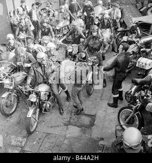 Jugend-Kultur-Mods und Rocker Oktober 1963 zwei Mods sitzen auf ihren ...