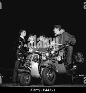 Jugend-Kultur-Mods und Rocker Oktober 1963 zwei Mods sitzen auf ihren ...