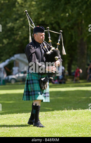 Ein Schotte, der Dudelsack und Kleid traditionellen schottischen Kilt ...