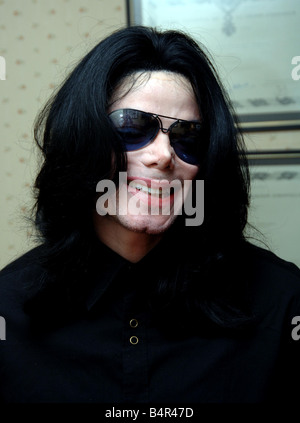 US-star Michael Jackson bei Harrods heute zu seinem guten Freund ...