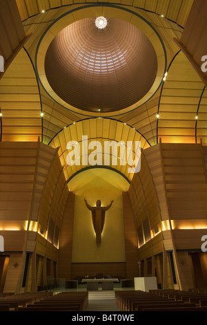 Hochaltar mit dem auferstandenen Christus Statue obere Kirche San Giovanni Bosco Heiligtum ...