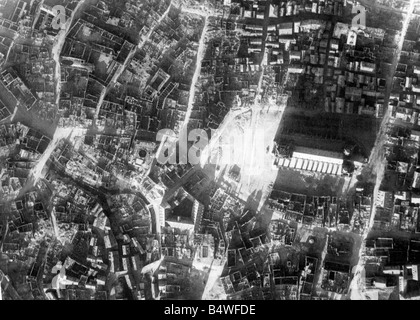 Eine Luftaufnahme zeigt die Bombenschäden in der deutschen Stadt von ...