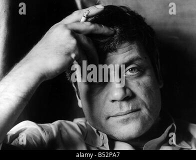 Oliver Reed, britischer Schauspieler verkleidet als Teddy Boy 1974 im ...