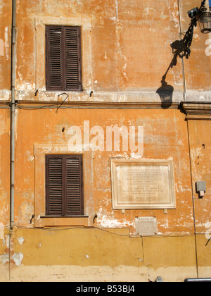 Details der Rost farbige alte Gebäude Wand und Fensterläden am Piazza ...