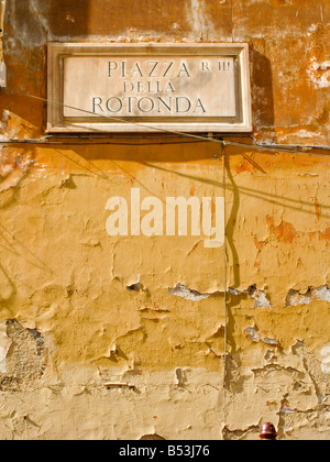 Details der Rost farbige alte Gebäude Wand und Fensterläden am Piazza ...