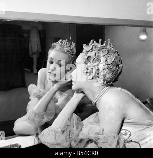 Ballett Tänzerin Belinda Wright in ihrer Garderobe. April 1953 D2112 ...