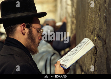 Juden beten in Jerusalem bei man Abschnitt der Klagemauer, an der Wand ...