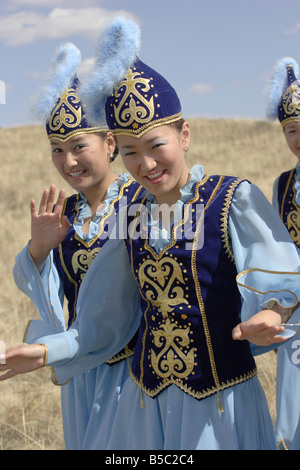 Jungen kasachischen Mädchen In Kleider der Braut Kasachstan ...
