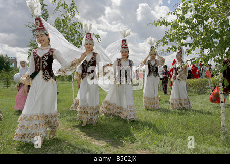 Jungen kasachischen Mädchen In Kleider der Braut Kasachstan ...