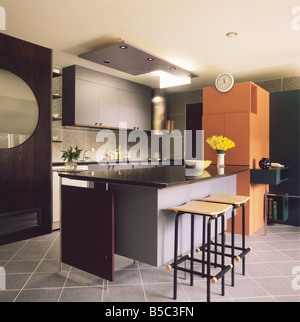 Metall Stuhl am Frühstücks-Bar auf Insel Gerät in Bauernküche mit ...