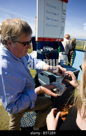 Ein Pferd und Jockey machen sich am fünften Tag des Royal Ascot auf dem ...