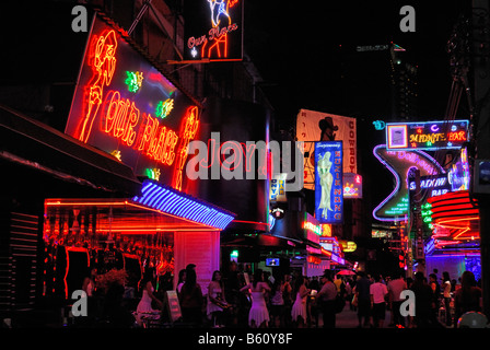 Bars und Nachtleben in Soi Cowboy Rotlichtviertel, Asoke Road, Bangkok, Thailand Stockfoto, Bild ...