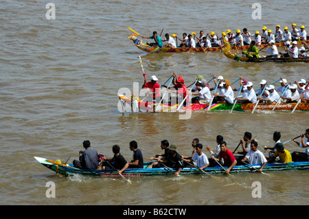 Großen Ruderboot mit viele Ruderer und die Lenkung Hauptdarsteller ...