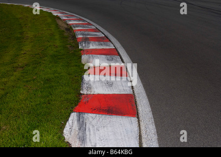 Race Track Kerb mit Reifenspuren. Rote und weiße Bordsteinkanten auf ...