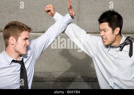 Zwei junge Männer Sport kämpfen am Strand Stockfotografie - Alamy