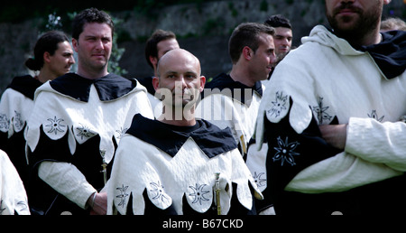 Gruppe von mittelalterlichen Trompeter und Schlagzeuger auf Feld bei ...