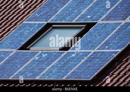 Photovoltaik. Solarcell-Panel. Solardachkraftwerk auf dem Dach eines ...